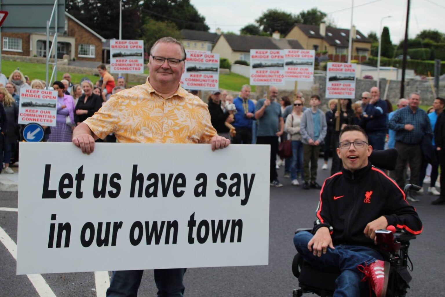 Hundreds attend protest in Killaloe over trial pedestrianisation of Old ...